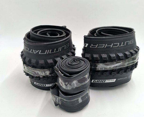 Zestaw opon i dętek zdemontowanych z nowego roweru Specialized | Opony ...